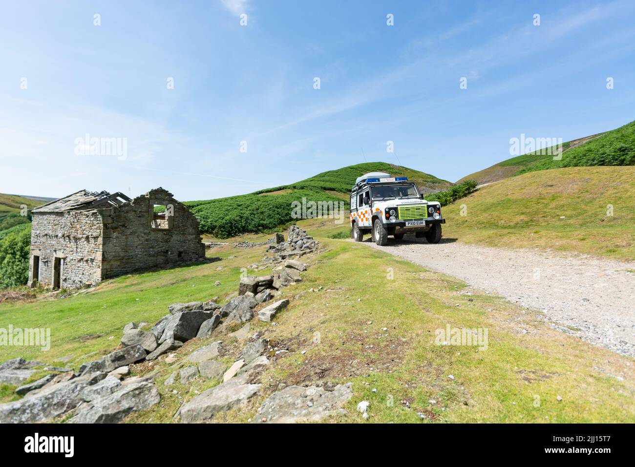 Mountain land rover rescue vehicle hi-res stock photography and images ...