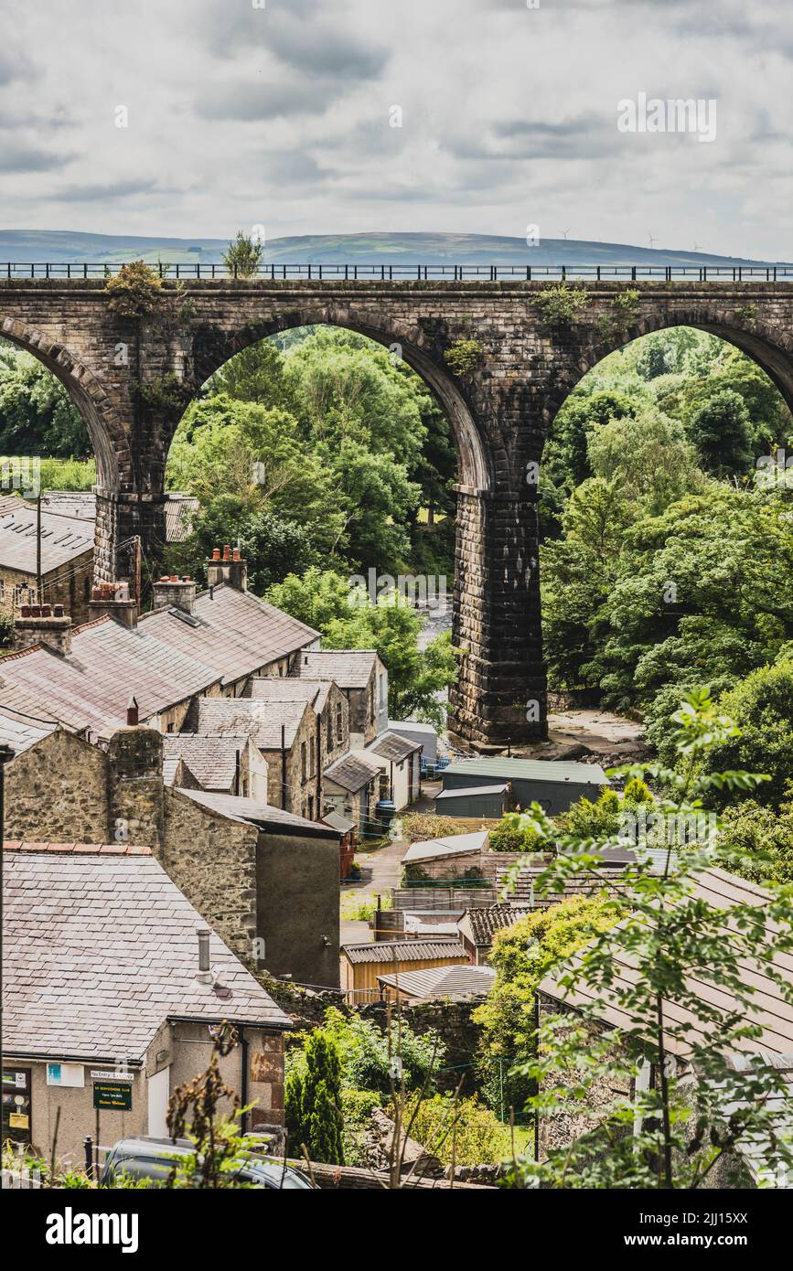 Ingleton viaduct and houses Stock Photo - Alamy
