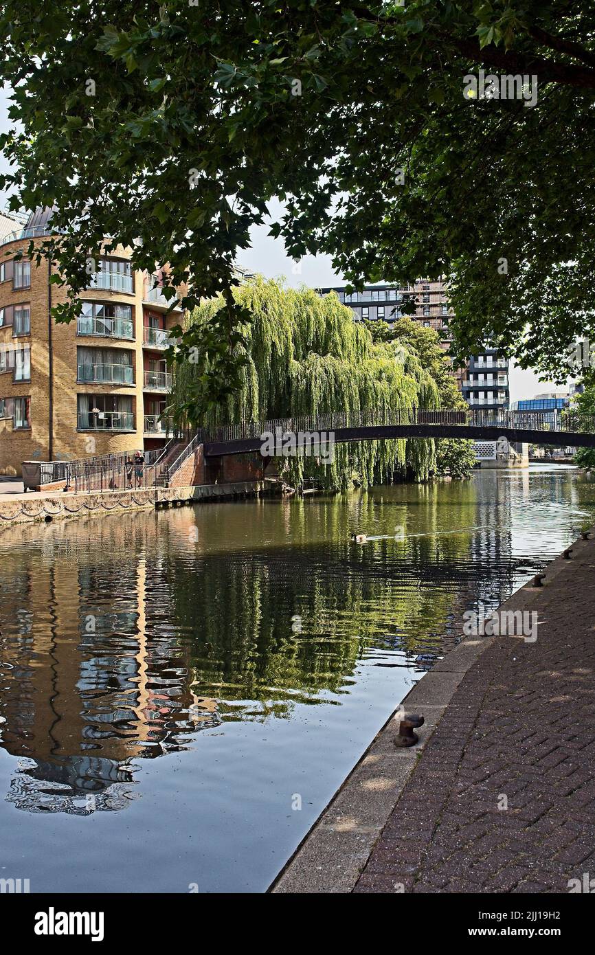 Reading Town Centre for banking, dinning, shopping, Reading Station ...
