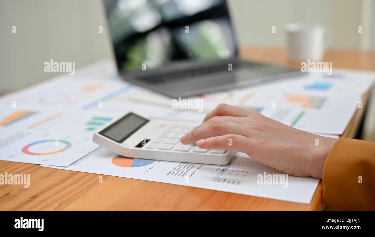 Data analysing hand calculator hi-res stock photography and images - Alamy