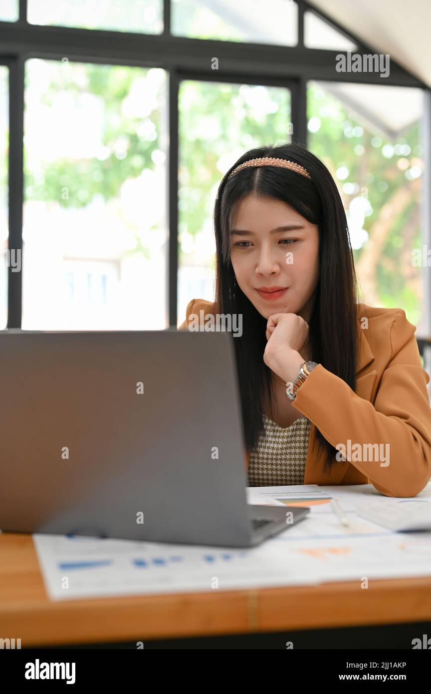 Beautiful and professional Asian businesswoman or female manager ...