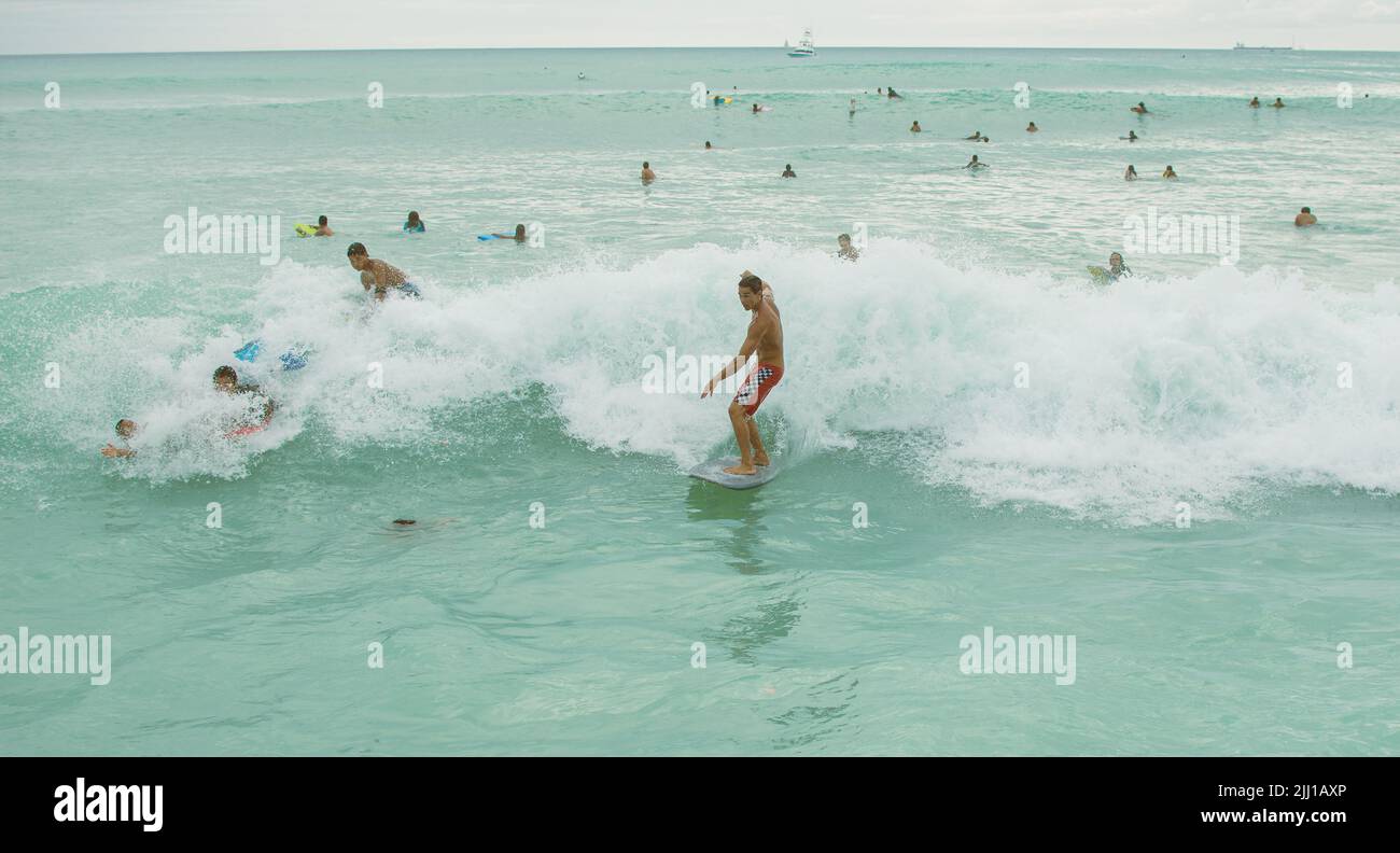 Editorial content from people surfing in Oahu, Honolulu, Hawai, 2022 ...