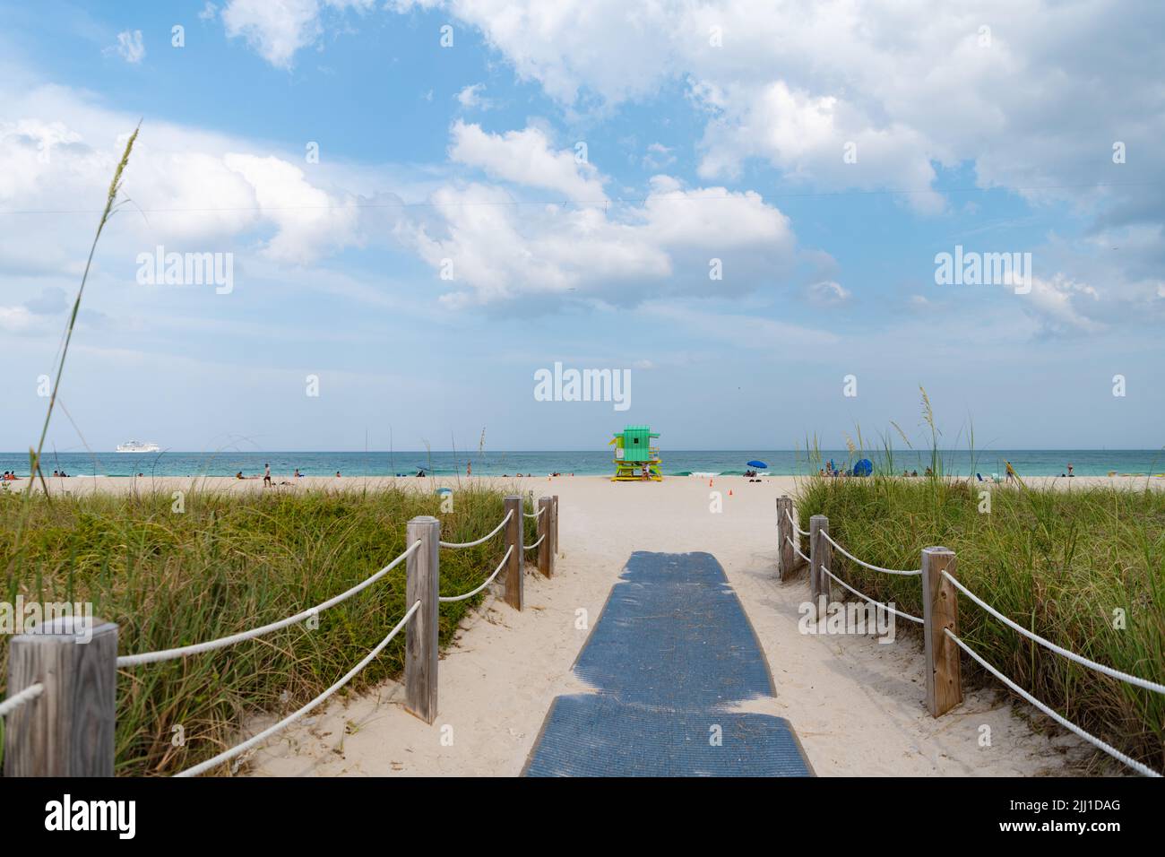 empty pathway road leading to summer seaside Stock Photo - Alamy