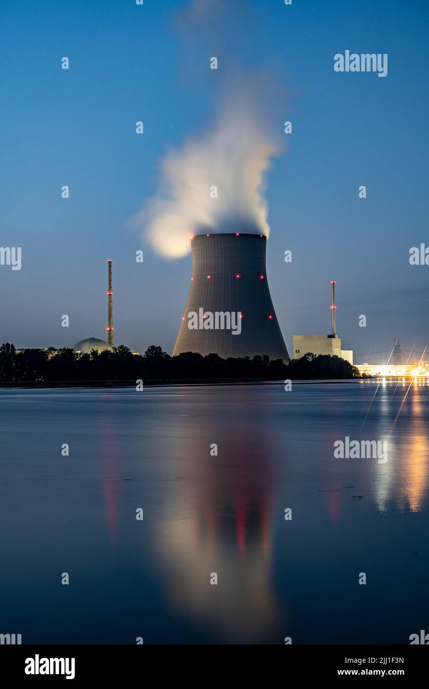 21 July 2022, Bavaria, Essenbach: Water vapor rises from the cooling system of the nuclear power ...