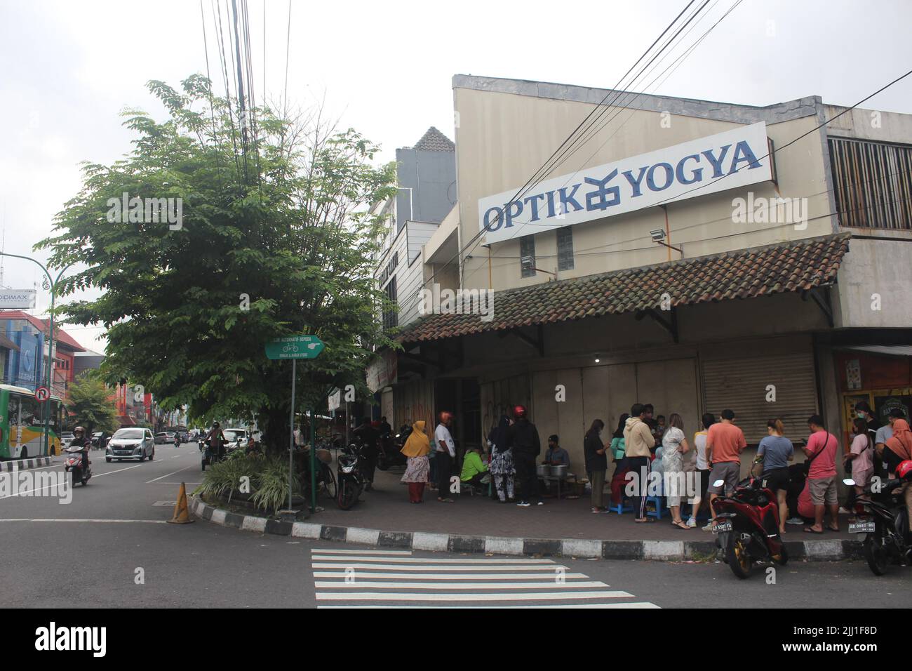 Indonesian Street Food in Yogyakarta, Mbah Satinem, selling jajanan ...