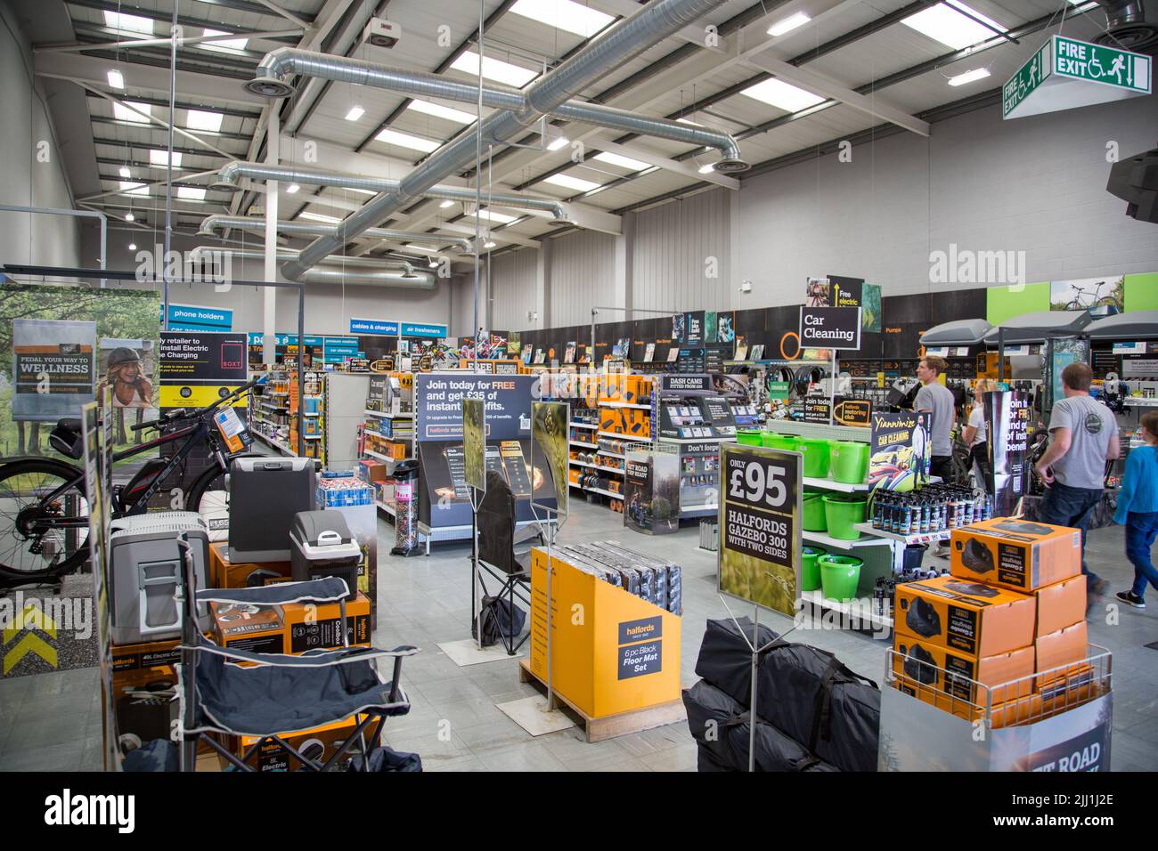 Halfords store hi-res stock photography and images - Alamy