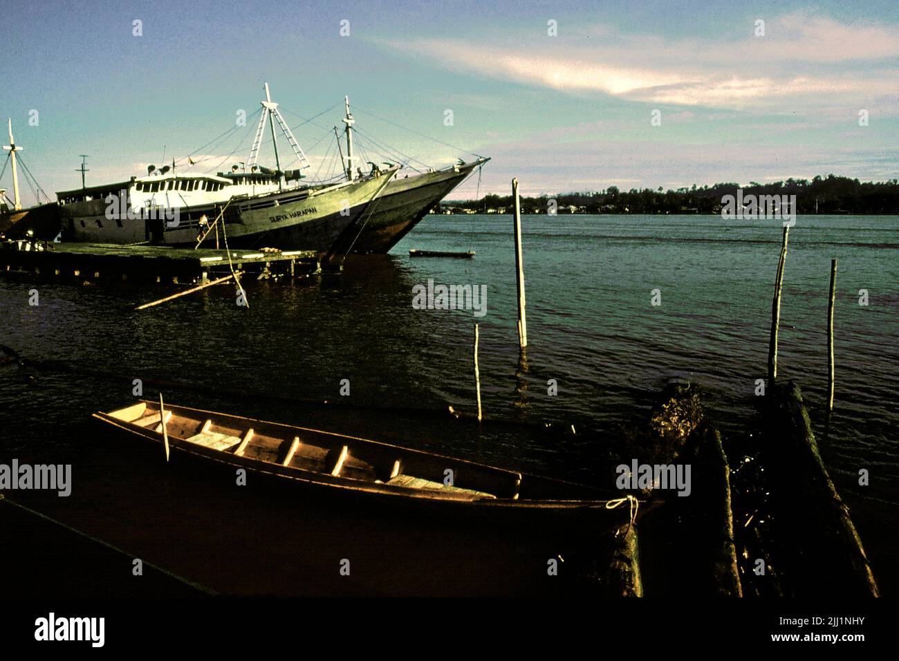 Phinisi by jetty hi-res stock photography and images - Alamy