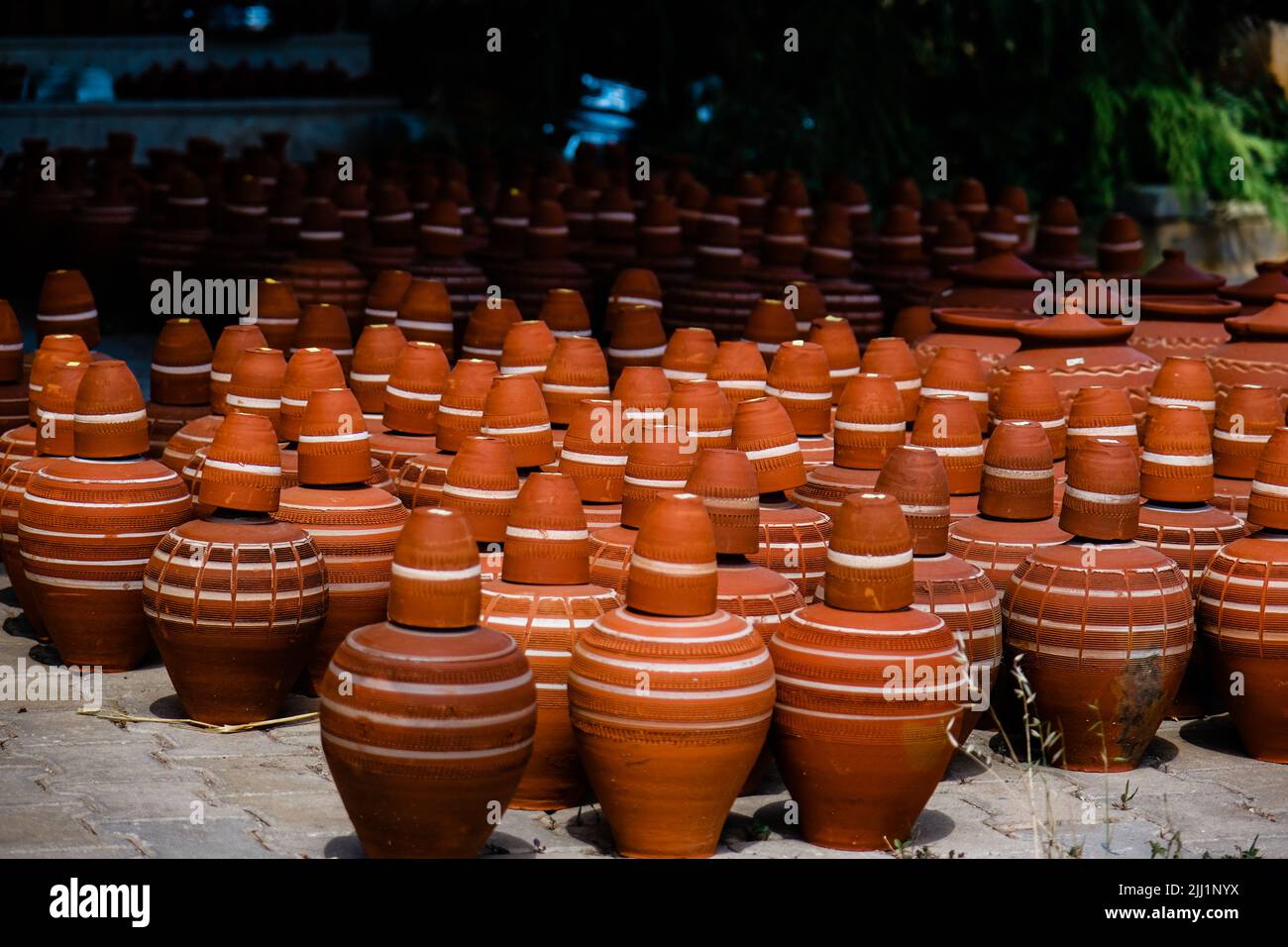 Rows of traditional Turkish terracotta clay pots Stock Photo - Alamy