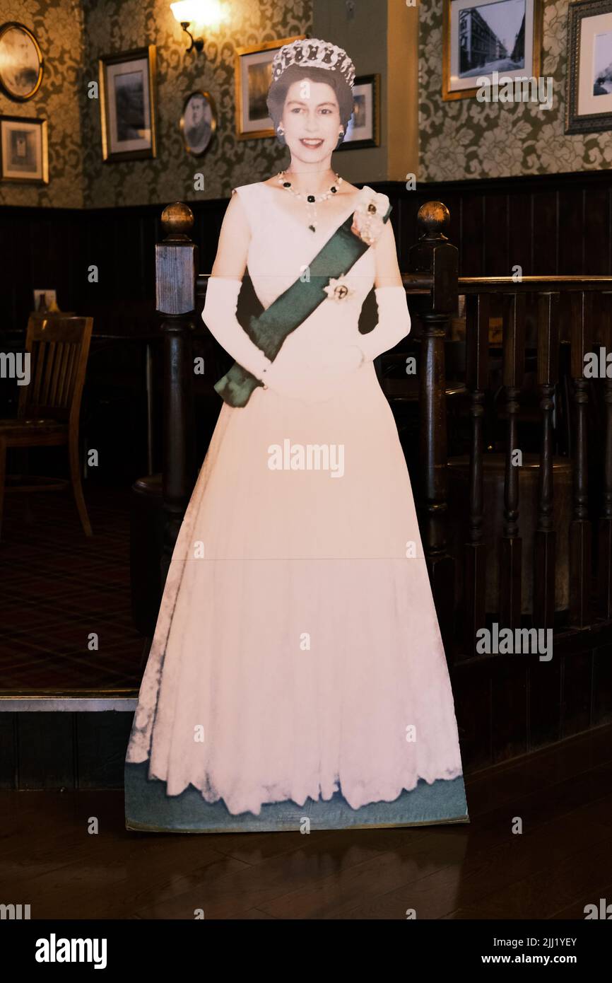 Queen elizabeth cutout hi-res stock photography and images - Alamy