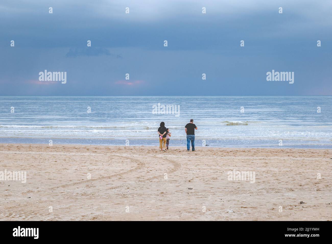 Mother and daughter walking by a beach hi-res stock photography and ...