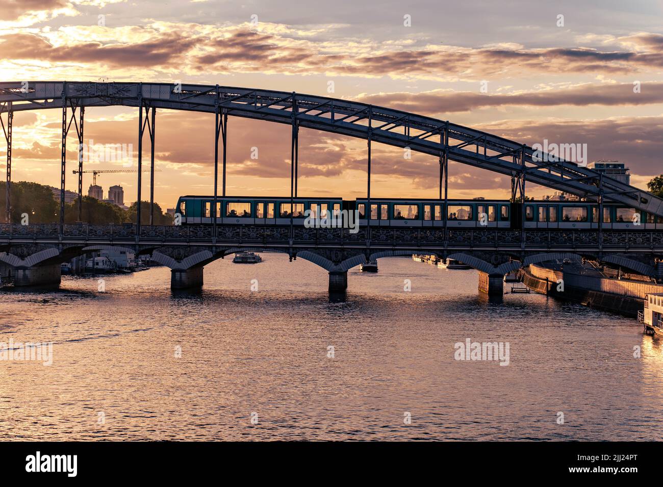 Paris metro bridge hi-res stock photography and images - Alamy