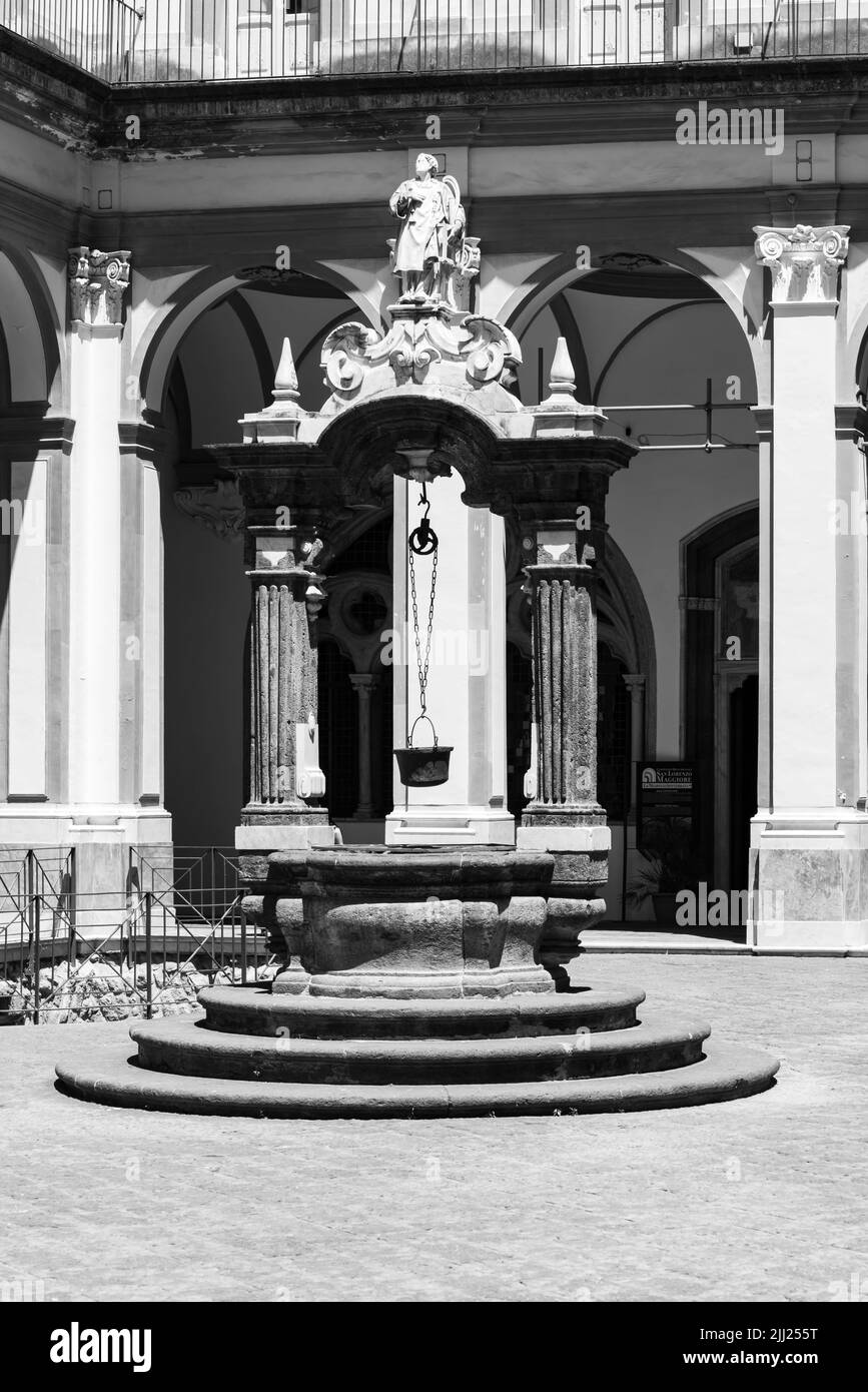 Black and white photo of medieval well in naples, Italy Stock Photo - Alamy