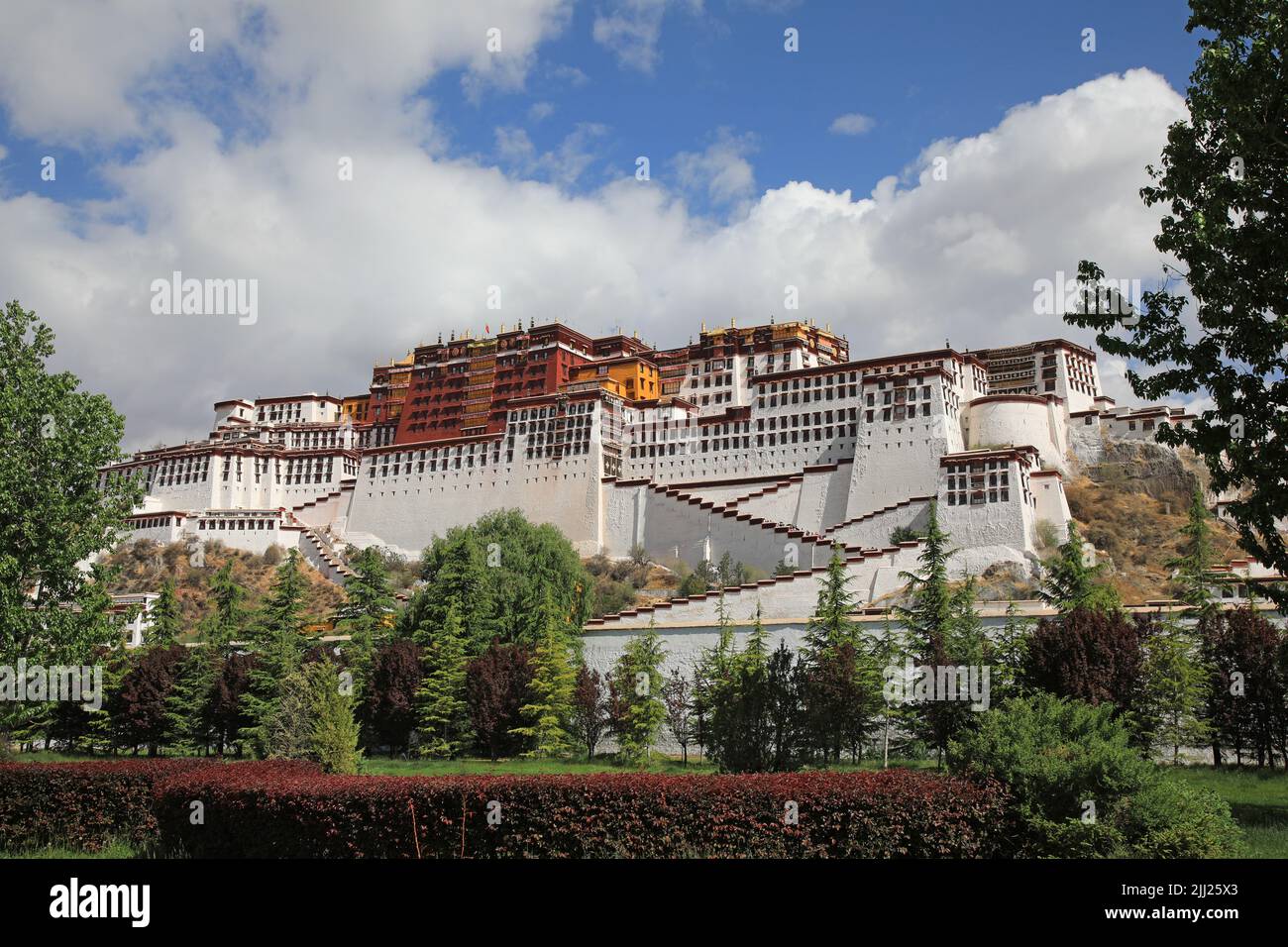 The potala palace of tibet hi-res stock photography and images - Alamy