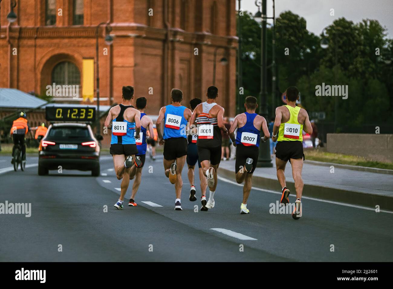 leading group of runners run city marathon Stock Photo - Alamy