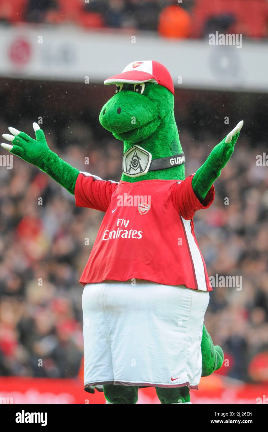 Arsenal mascot Gunnersauraus Stock Photo - Alamy
