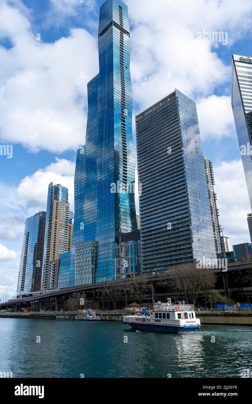 Chicago riverwalk river trump tower hi-res stock photography and images ...