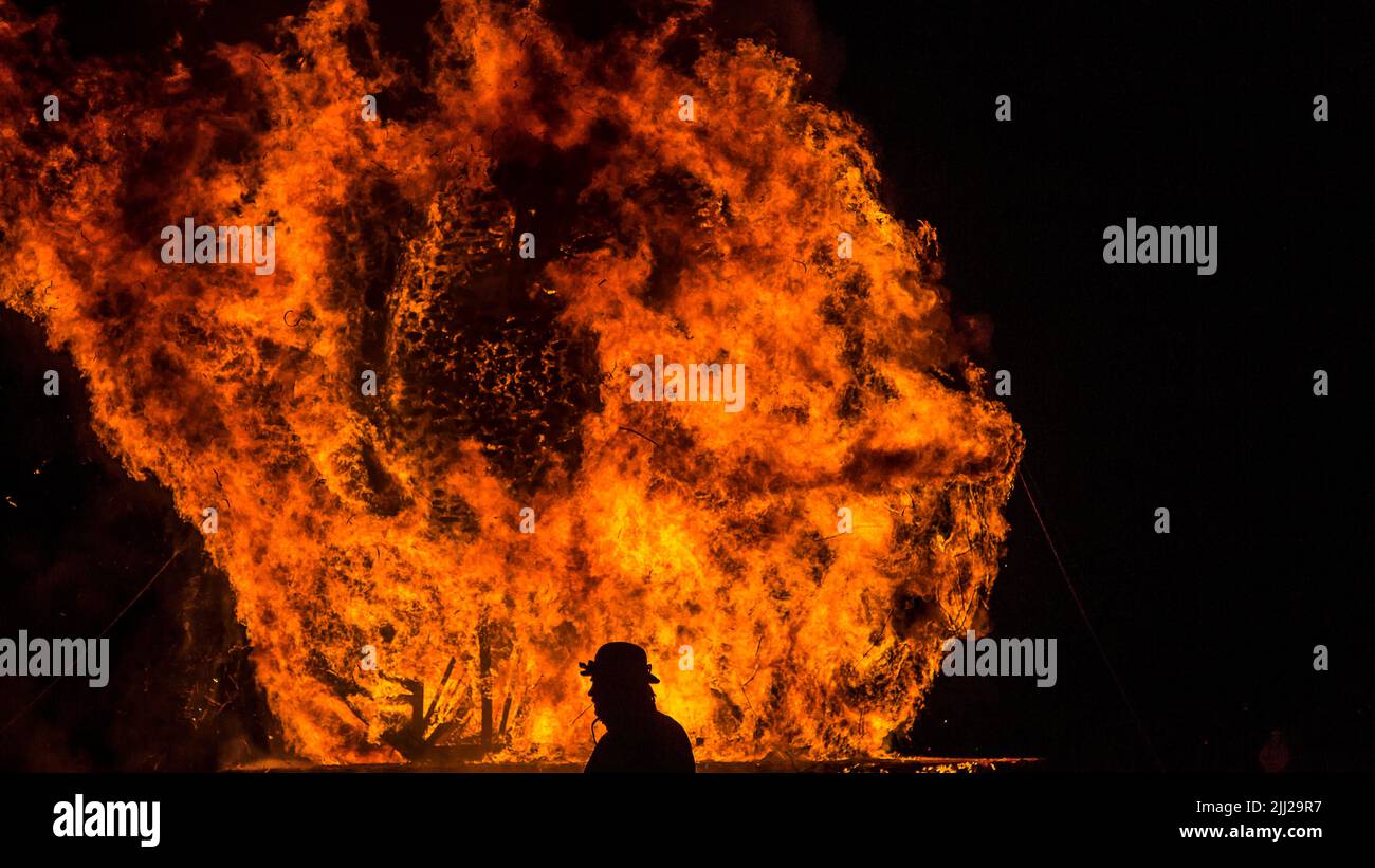Large flames forest fire night hi-res stock photography and images - Alamy