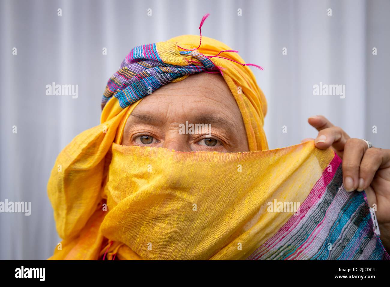 Face covered with cloth hi-res stock photography and images - Alamy