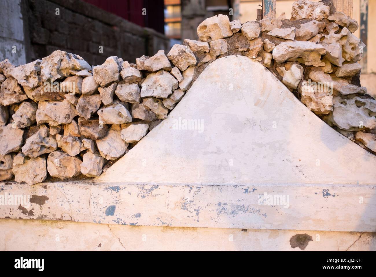 Stone wall rounded stones hi-res stock photography and images - Alamy