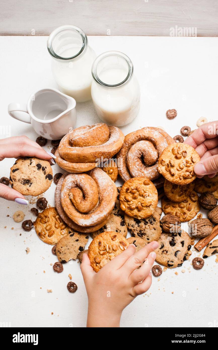 Take breakfast family hi-res stock photography and images - Alamy