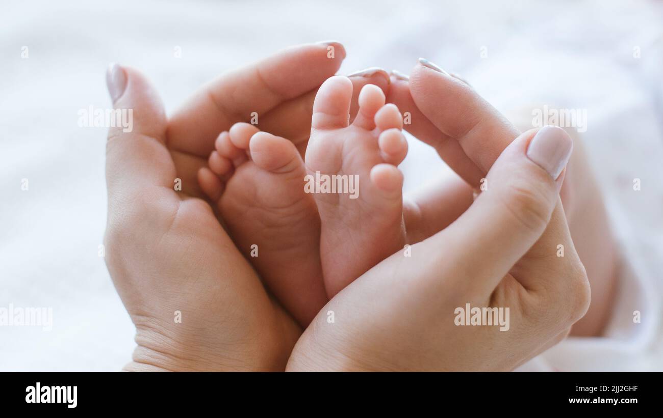 Baby legs mother hi-res stock photography and images - Alamy