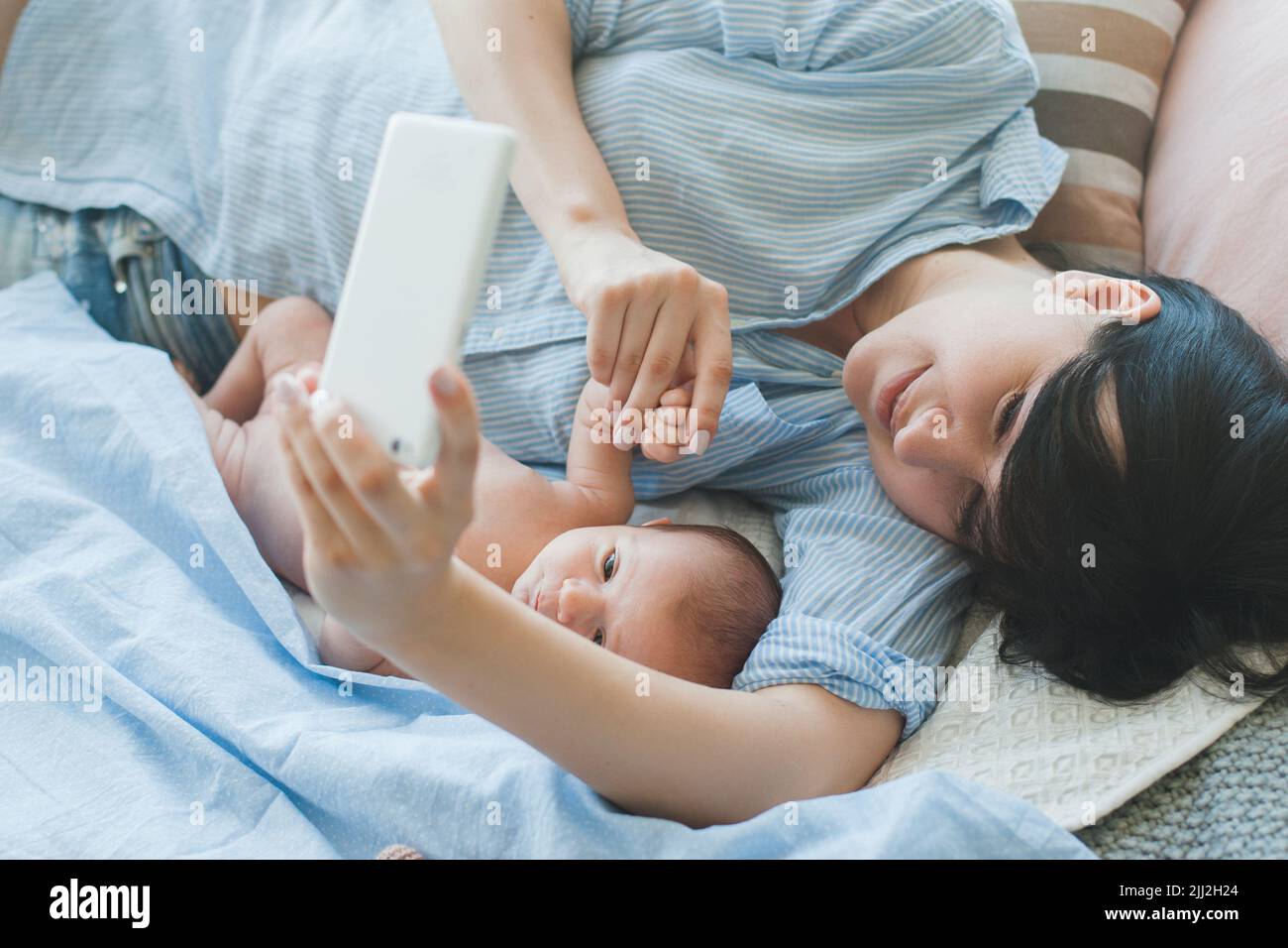 Communication with relatives hi-res stock photography and images - Alamy
