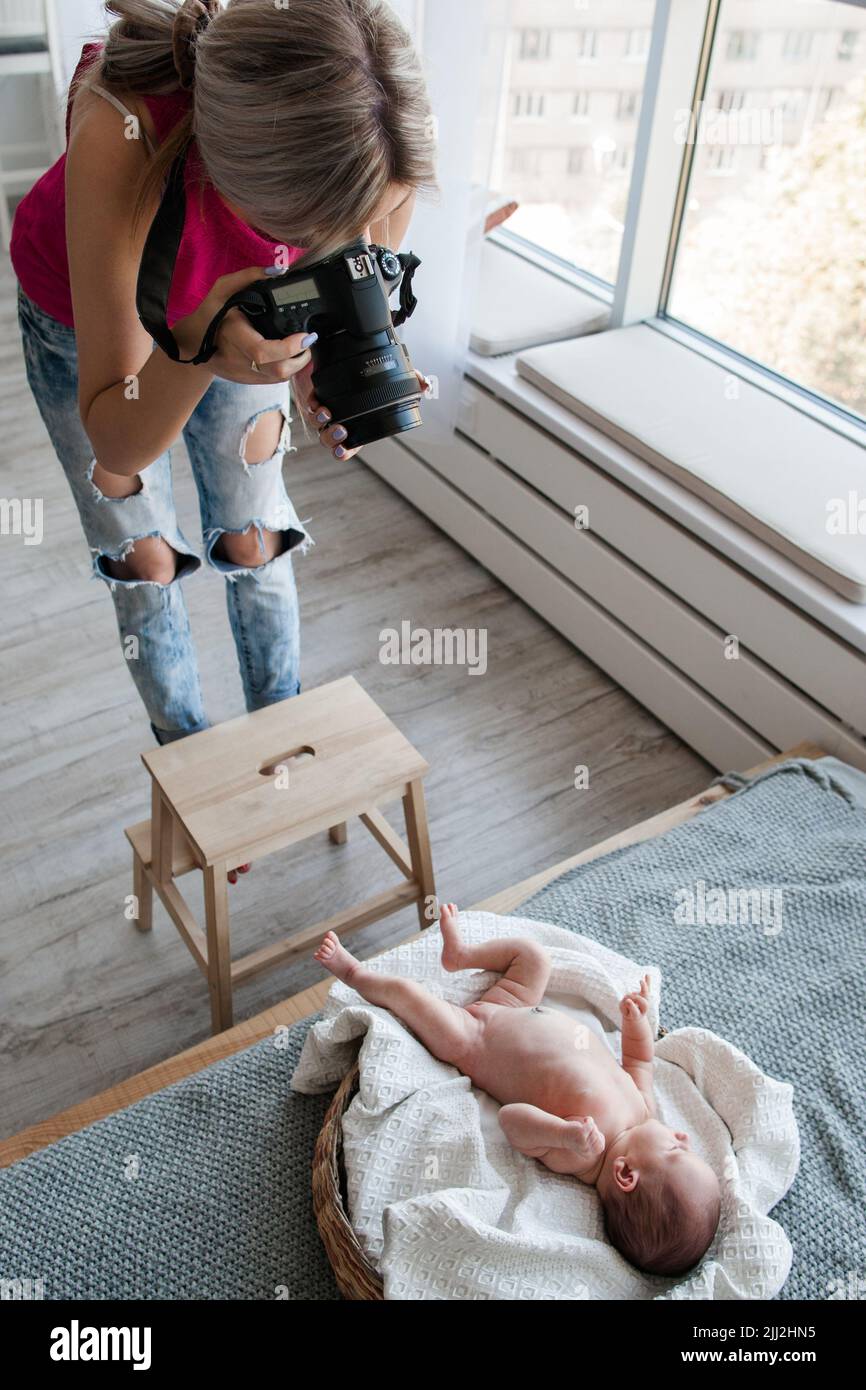 working process newborn baby photoshoot woman Stock Photo - Alamy