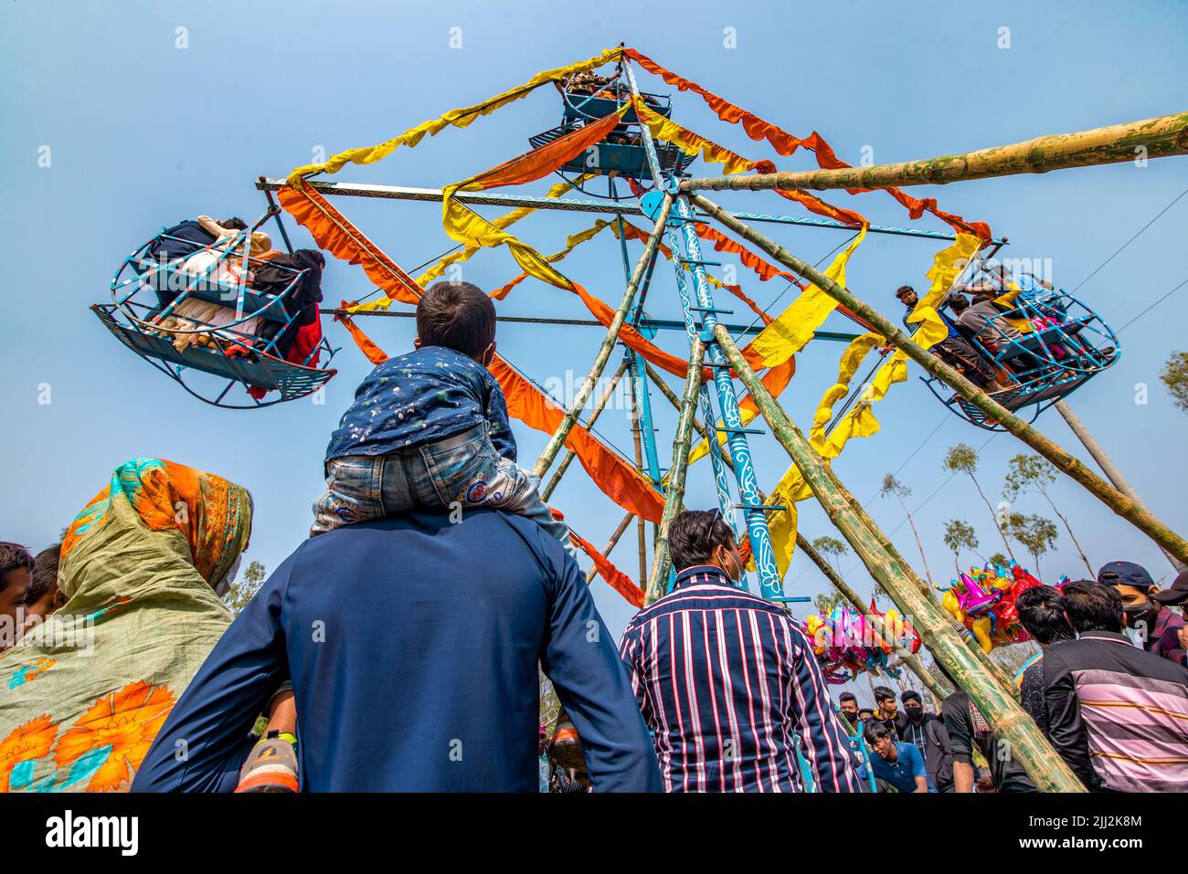 Ferris wheel, Nagordola in a traditional village fair in Bogra ...