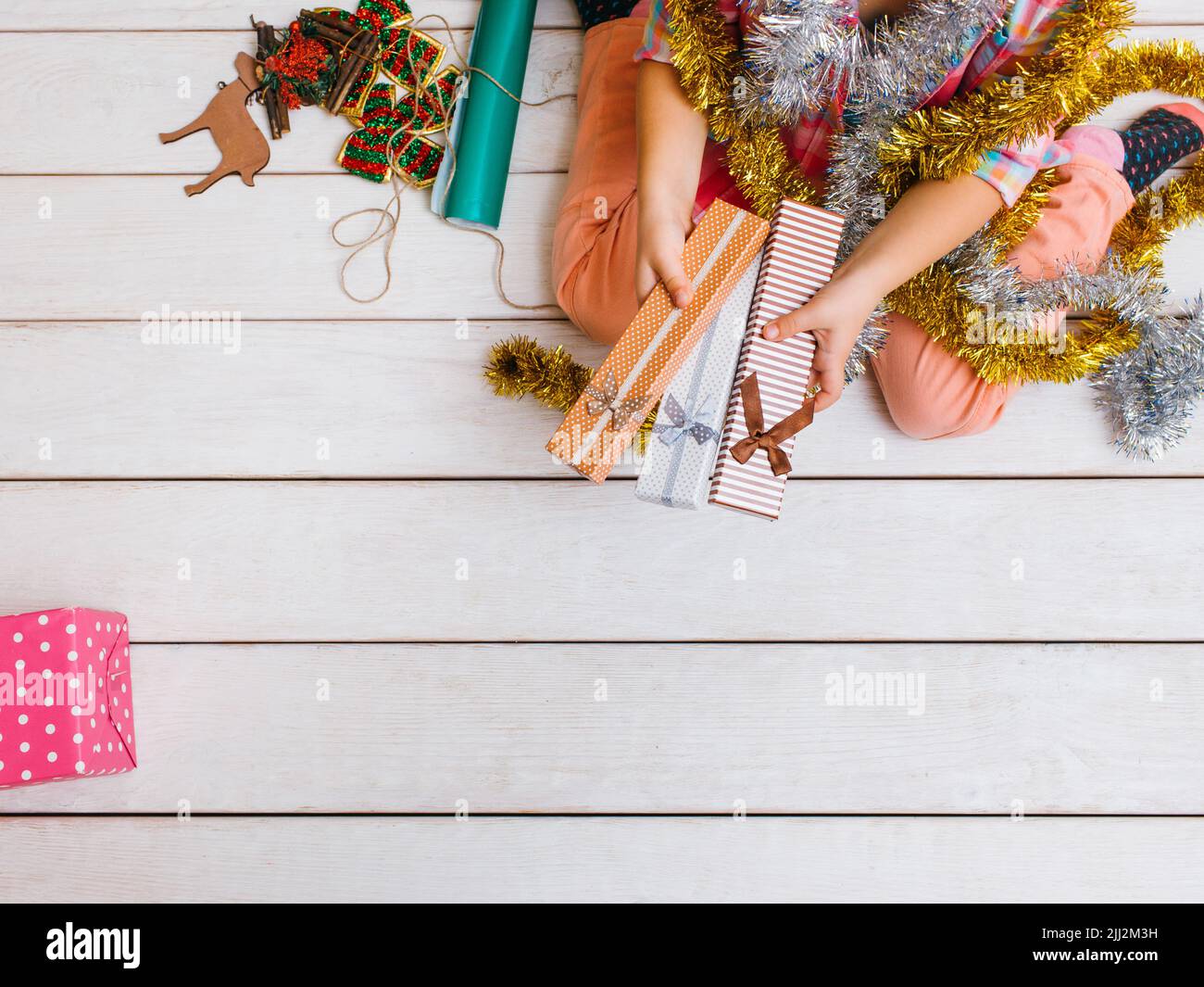 Gift preparation hi-res stock photography and images - Alamy