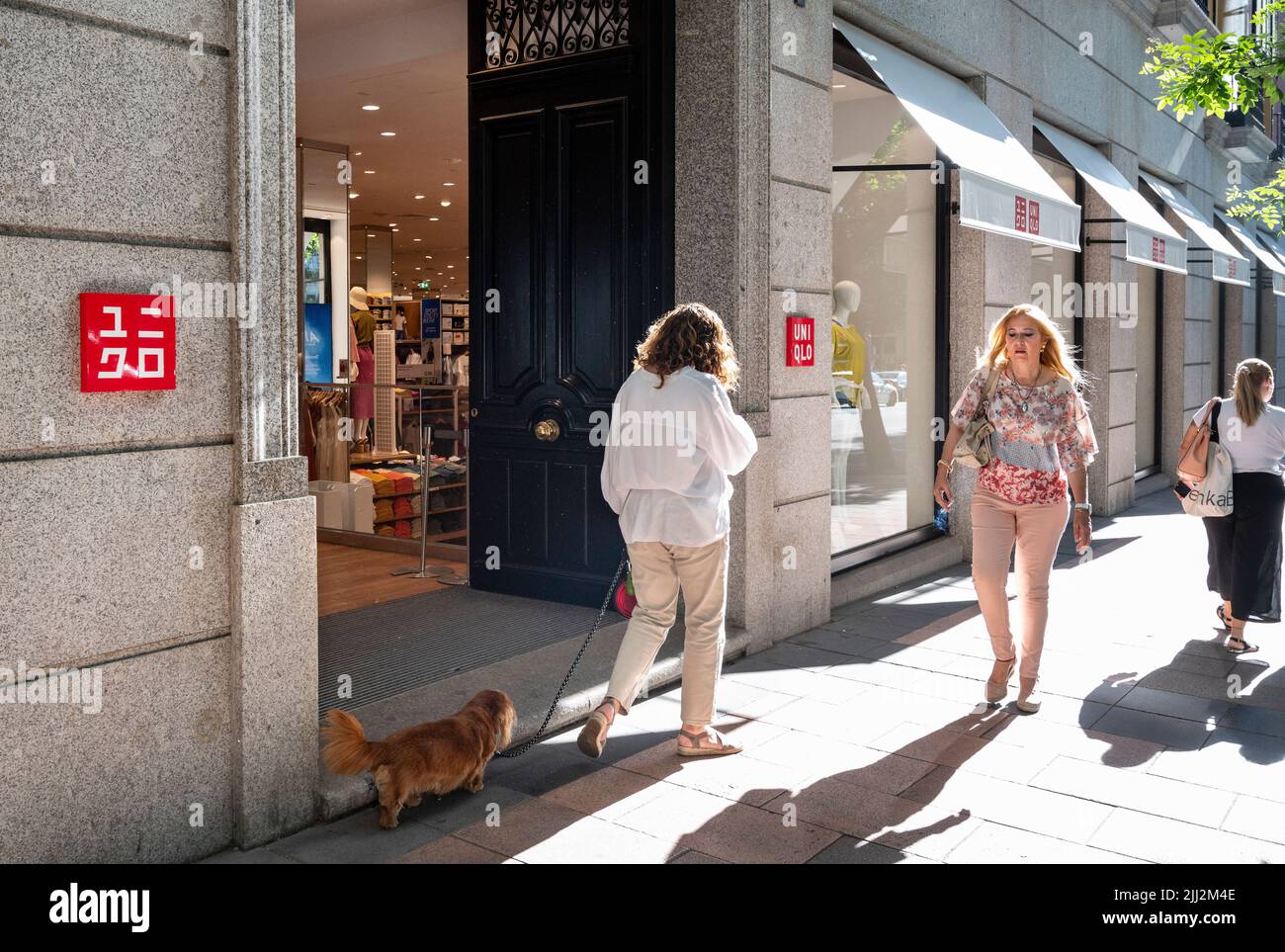 Uniqlo logos hi-res stock photography and images - Alamy