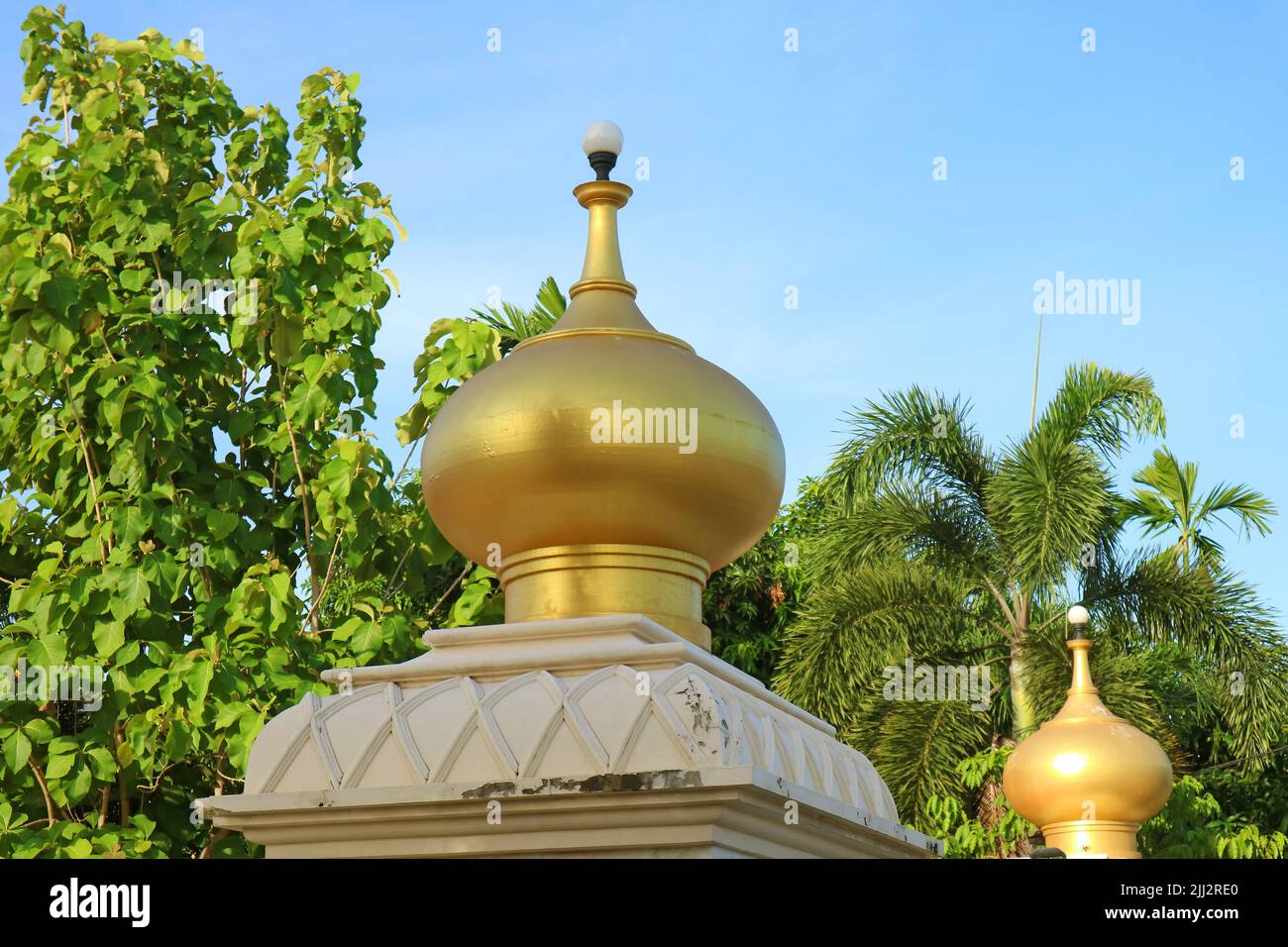 Stunning Dome Shaped Gate Light of the Mosque Stock Photo - Alamy