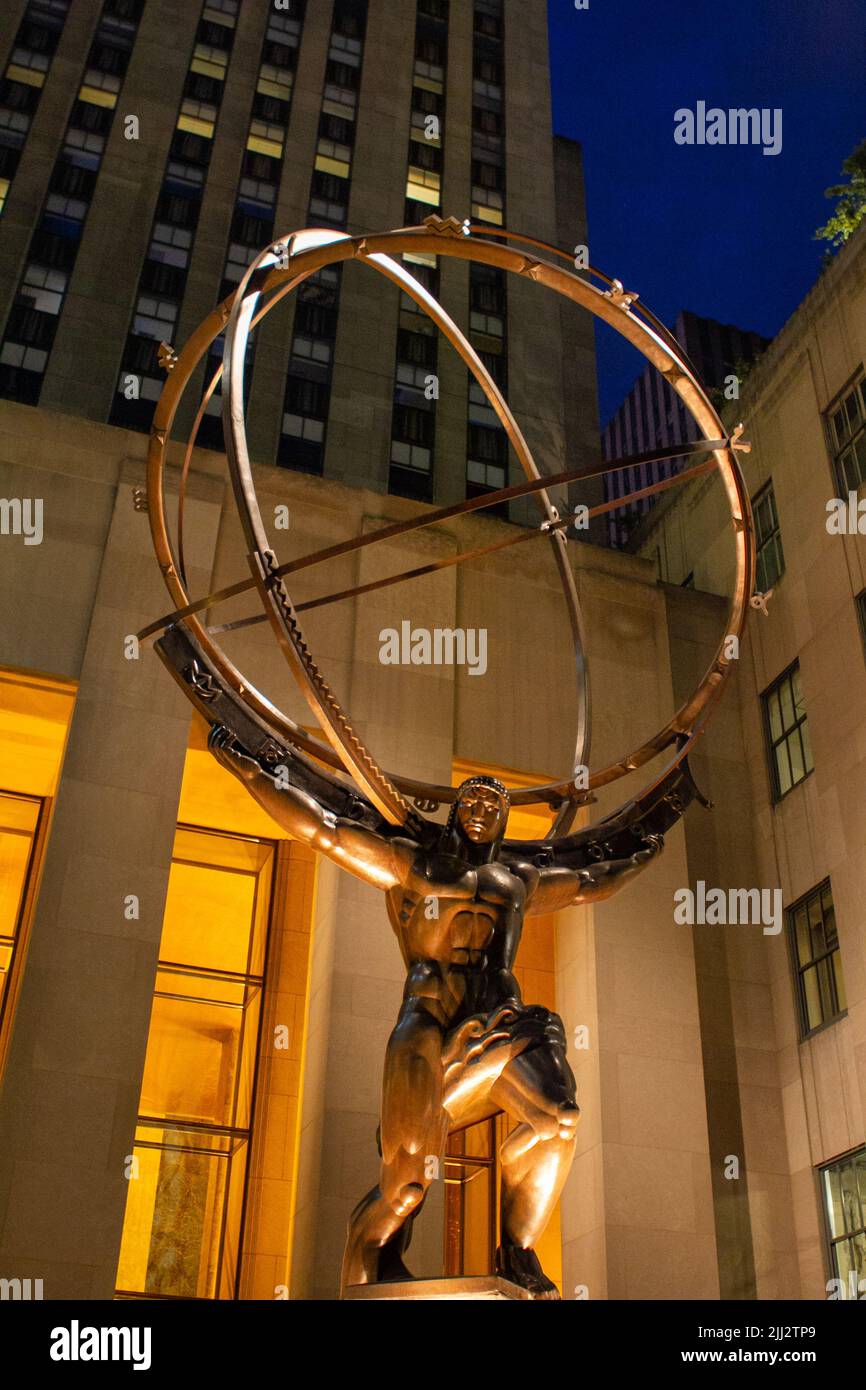 Statue of atlas holding globe hi-res stock photography and images - Alamy