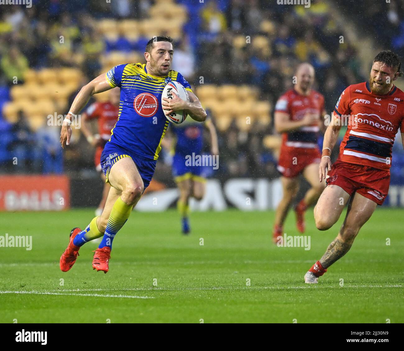 Jake Wardle #34 of Warrington Wolves makes a break Stock Photo - Alamy
