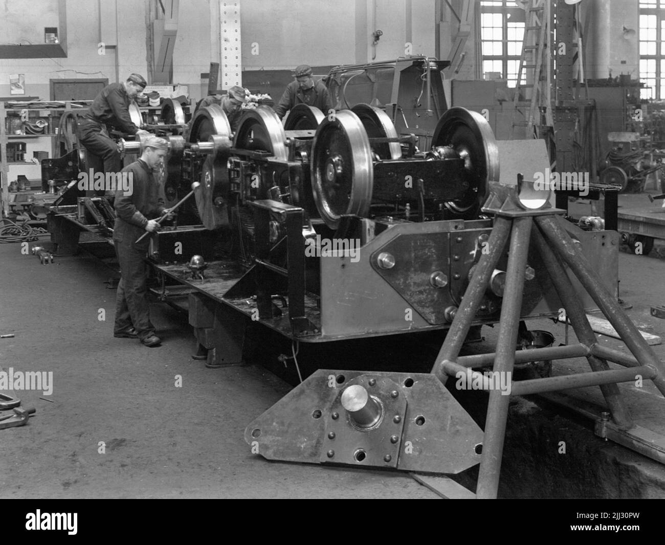 State Railway's main workshop (CV), workshop interior, undercarriage to ...