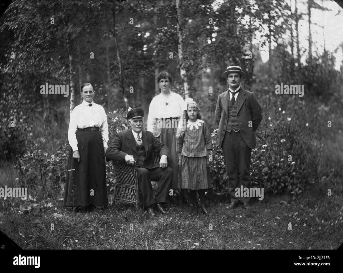 Group of five figures hi-res stock photography and images - Alamy