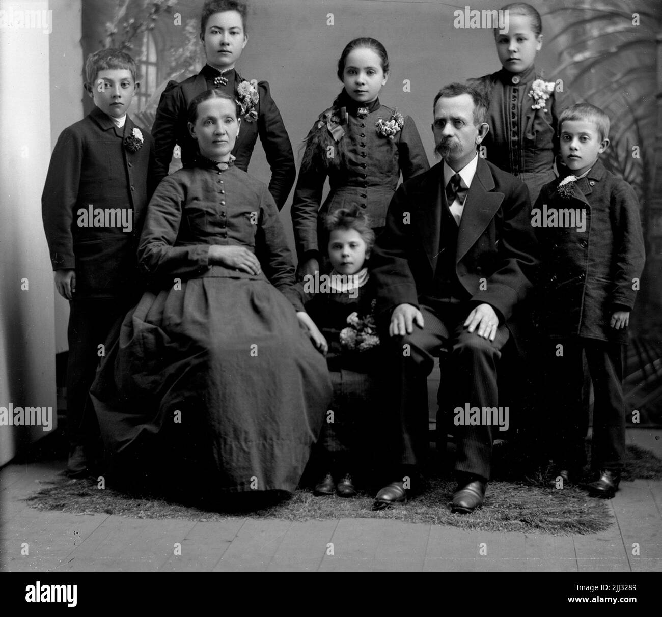 Family group Eight people Stock Photo - Alamy