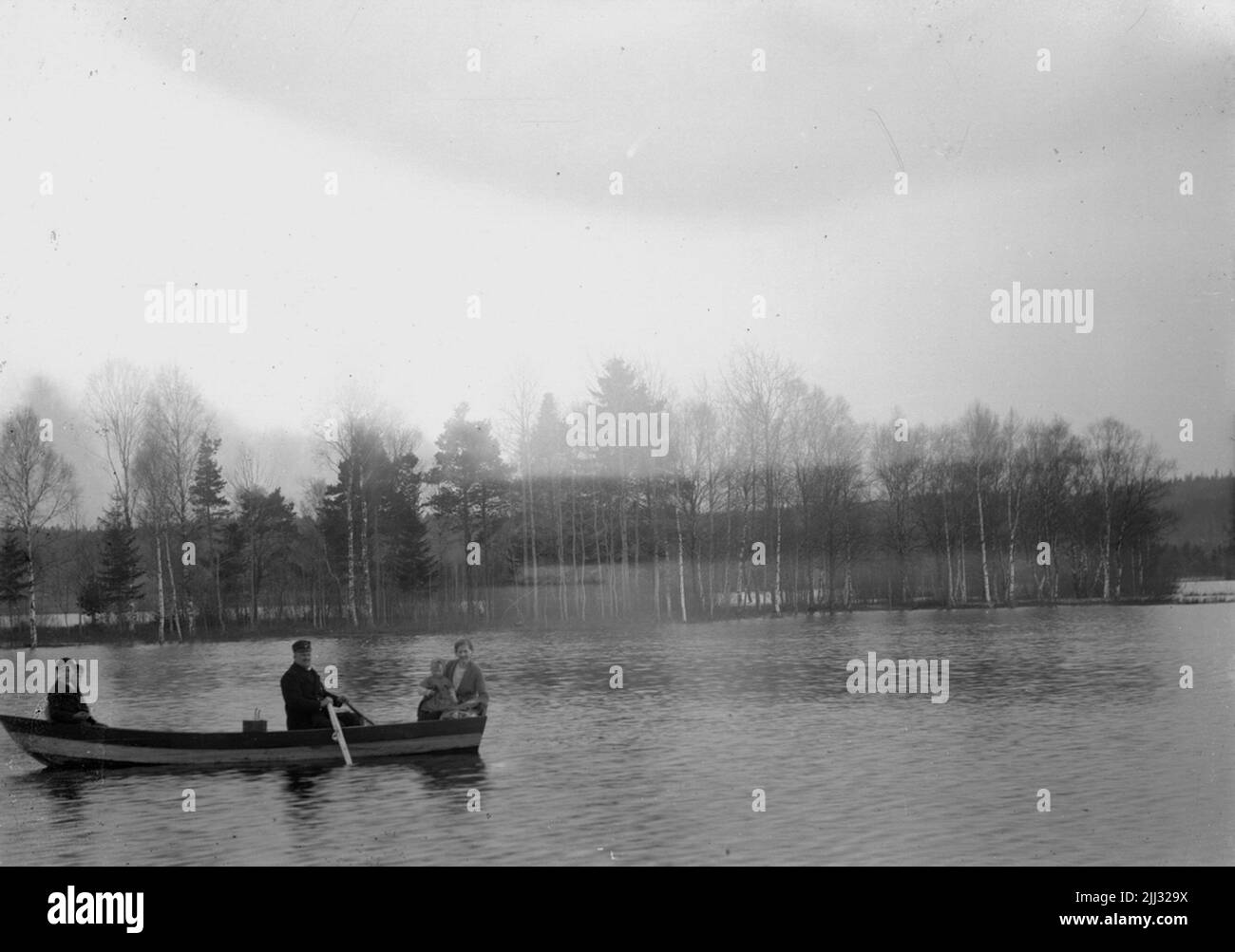 Five people in rowing boat hi-res stock photography and images - Alamy
