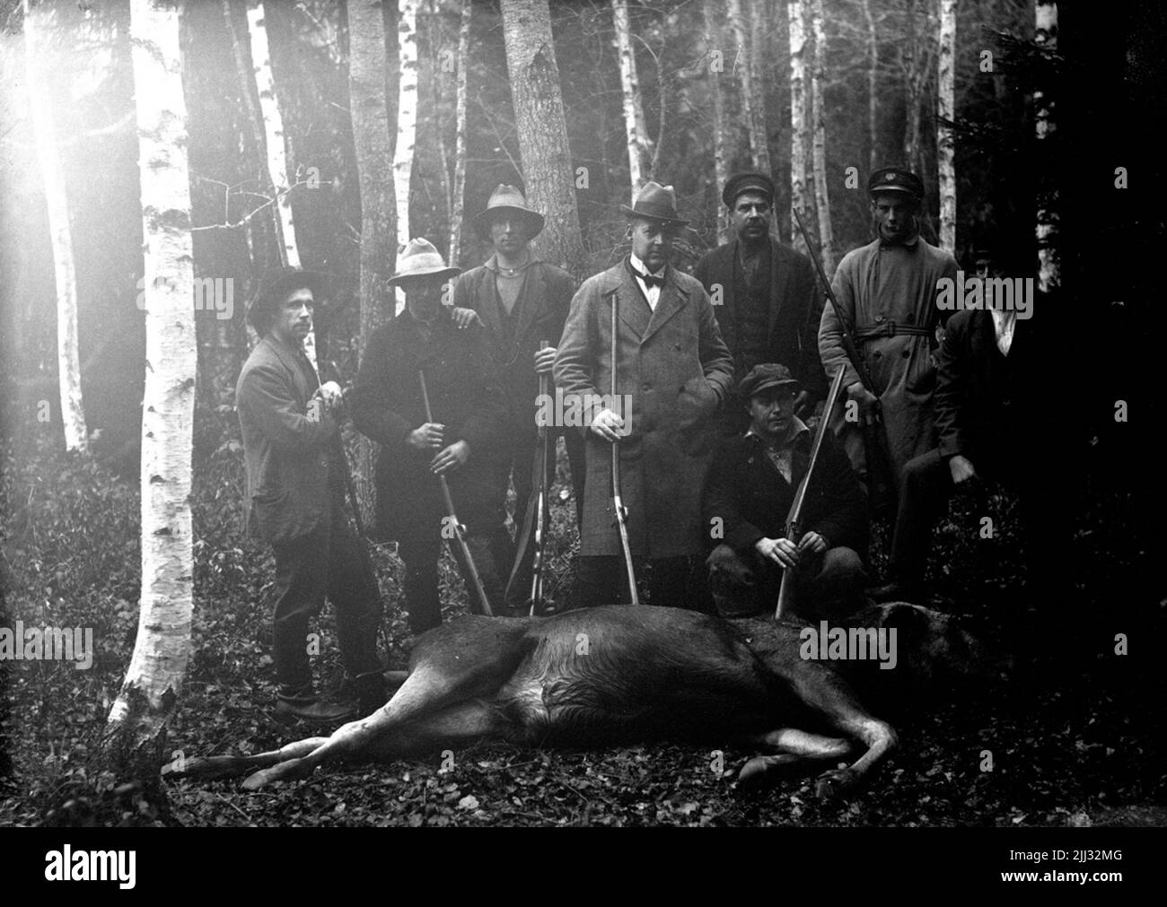 Jat team, hunter with rifle and a moose. Första from left Helge ...