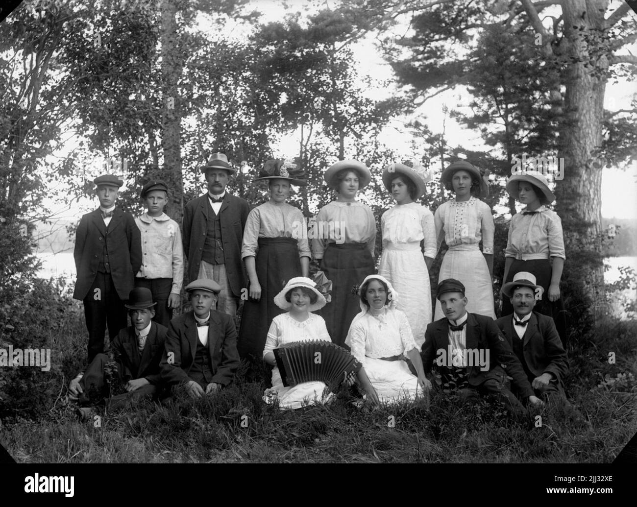 Picture posed Black and White Stock Photos & Images - Alamy