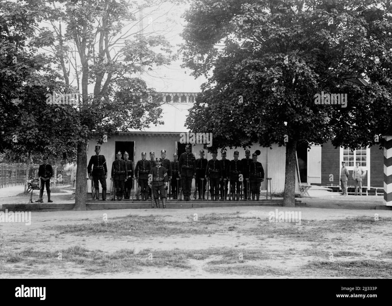 Soldiers, buildings in the background Stock Photo - Alamy