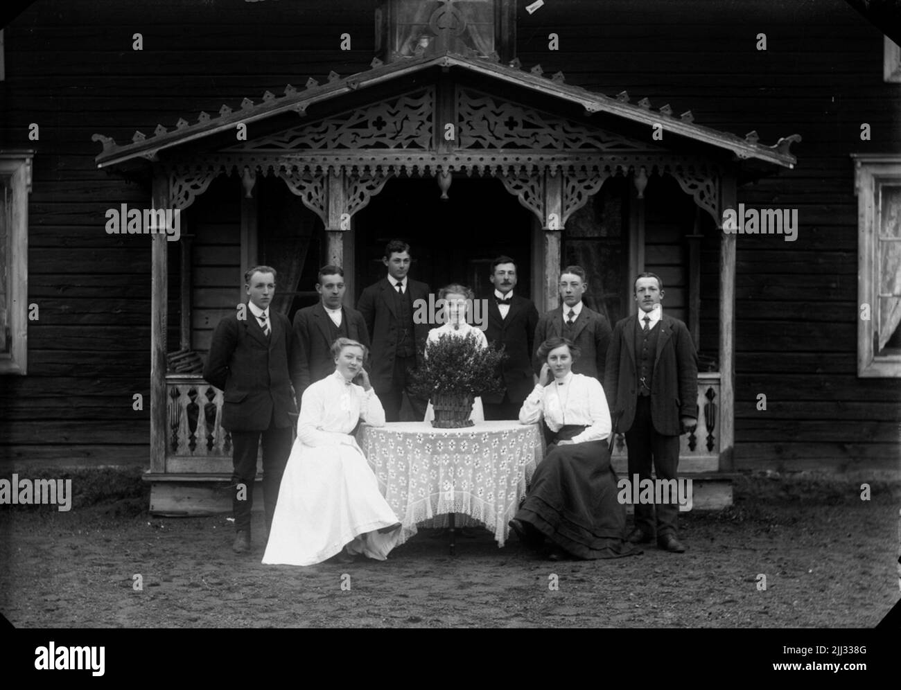 Group picture, nine people.Bostadshus Stock Photo - Alamy