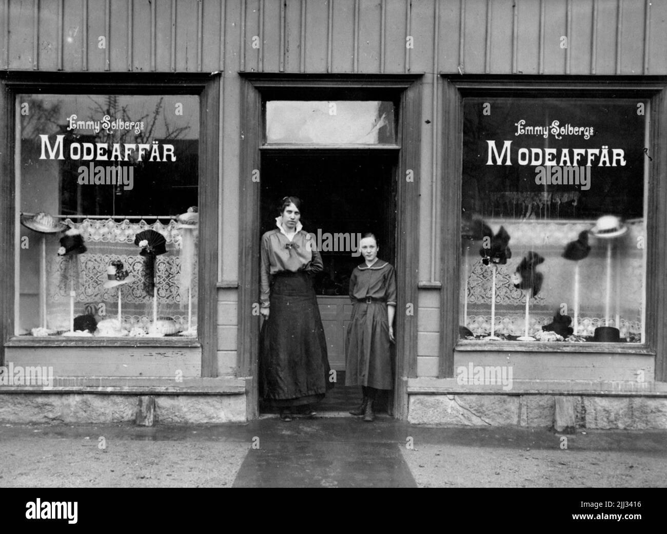 Emmy Solberg's fashion store. To the left of the picture Signe Larsson ...