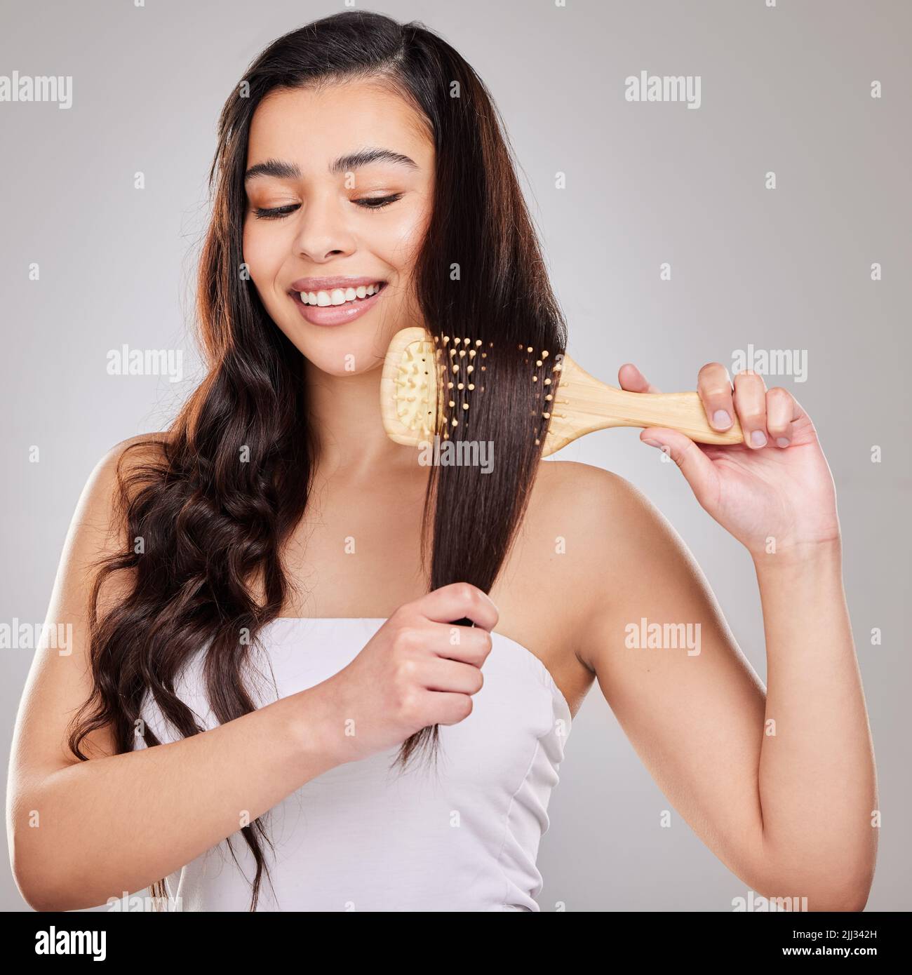 Female brushing long brunette hair hi-res stock photography and images ...