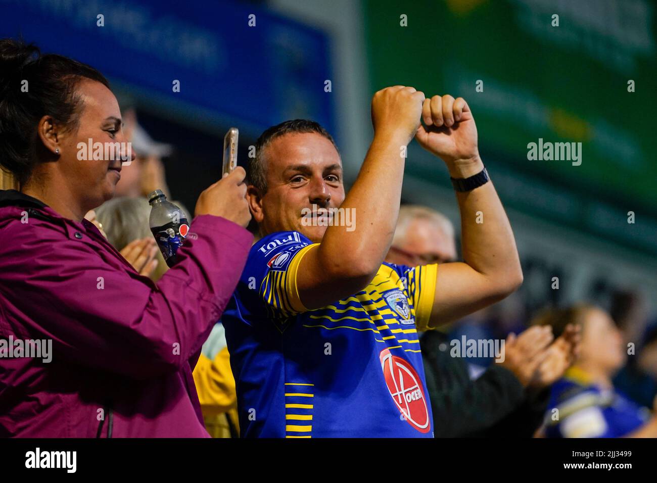 Warrington Wolves fans celebrate a try Stock Photo - Alamy