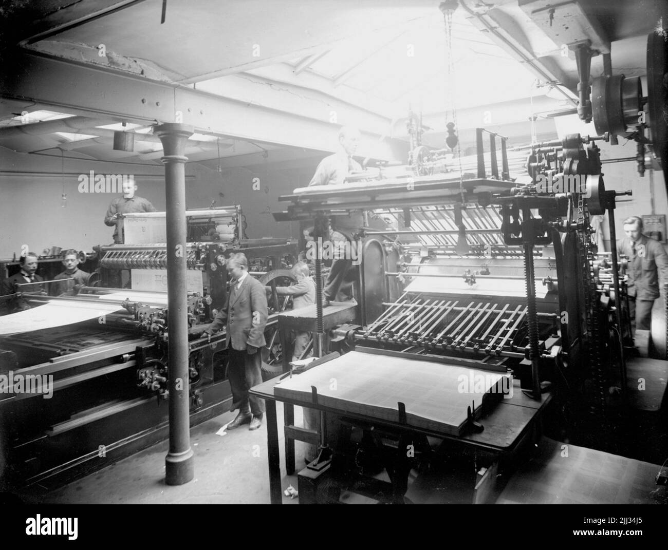 Örebro Dagblad, interior, printing presses and 6 people Stock Photo - Alamy