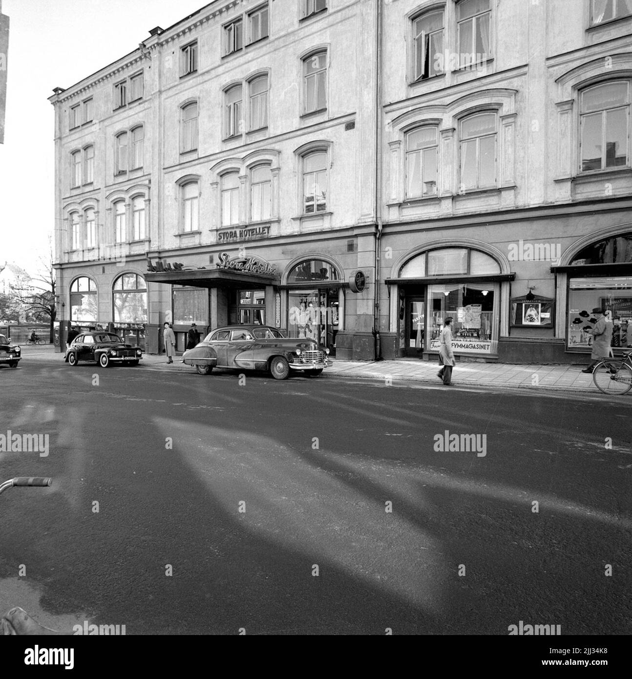 Exterior large building Black and White Stock Photos & Images - Alamy