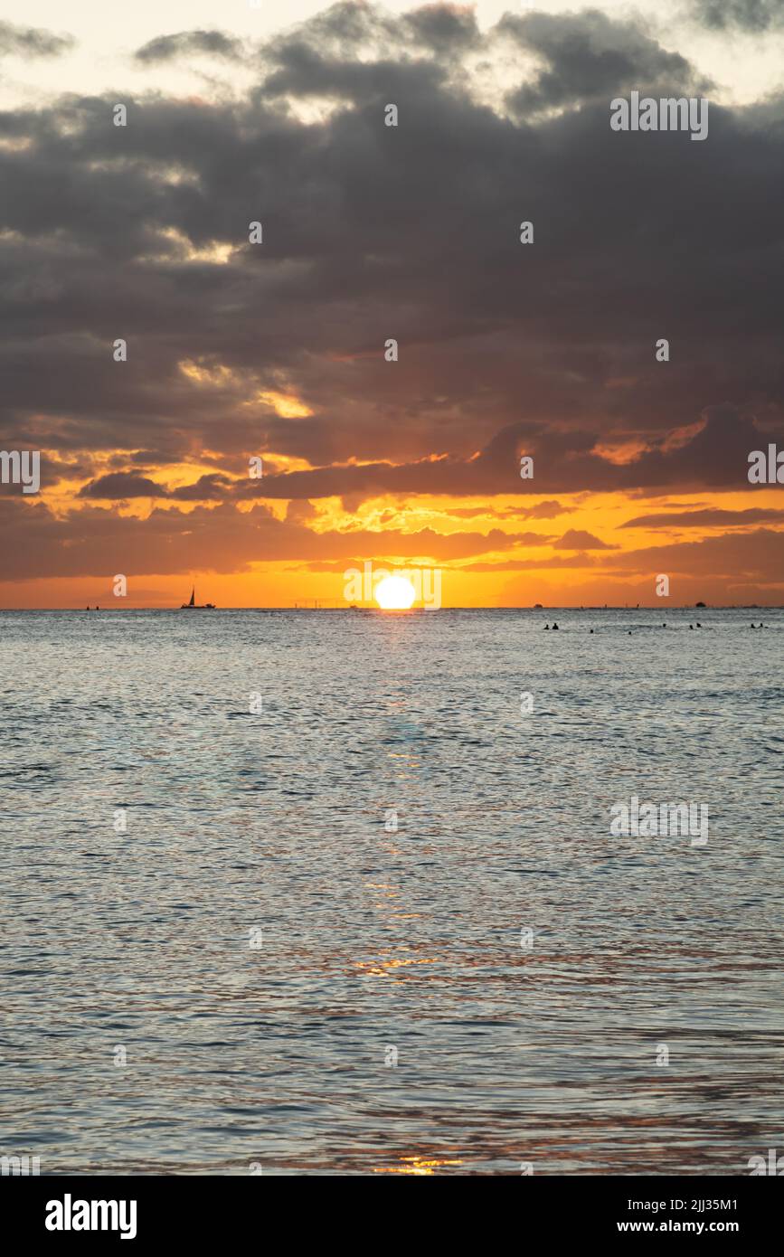 Sun dipping into sea hi-res stock photography and images - Alamy