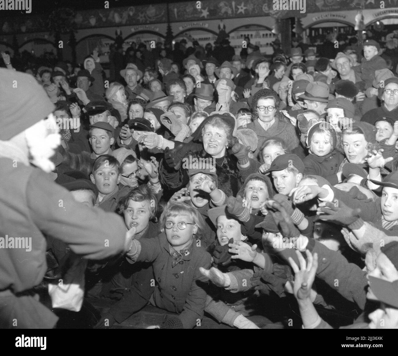 Christmas market at Hamnplan.13 December 1954 Stock Photo - Alamy