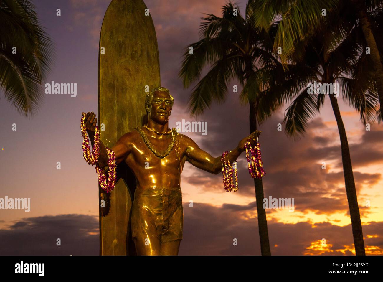 Statue duke kahanamoku waikiki hi-res stock photography and images - Alamy