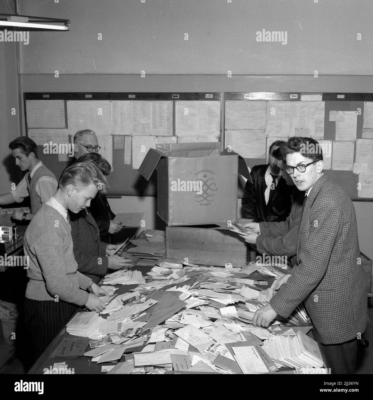 Post Office, Christmas card department.23 December 1954 Stock Photo - Alamy